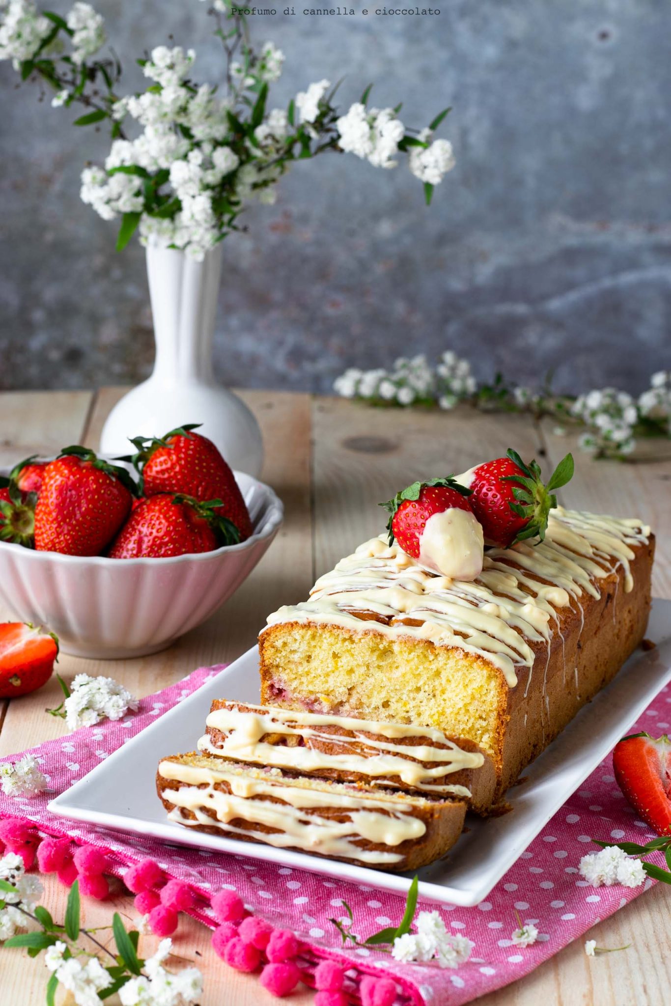Cake alle fragole con sciroppo al limoncello e glassa al cioccolato ...