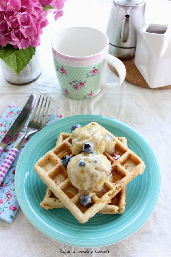 Waffles integrali con nana icecream e mirtilli | Profumo di Cannella e ...