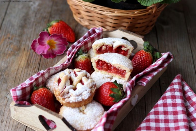 Crostatine alle fragole | Profumo di Cannella e Cioccolato