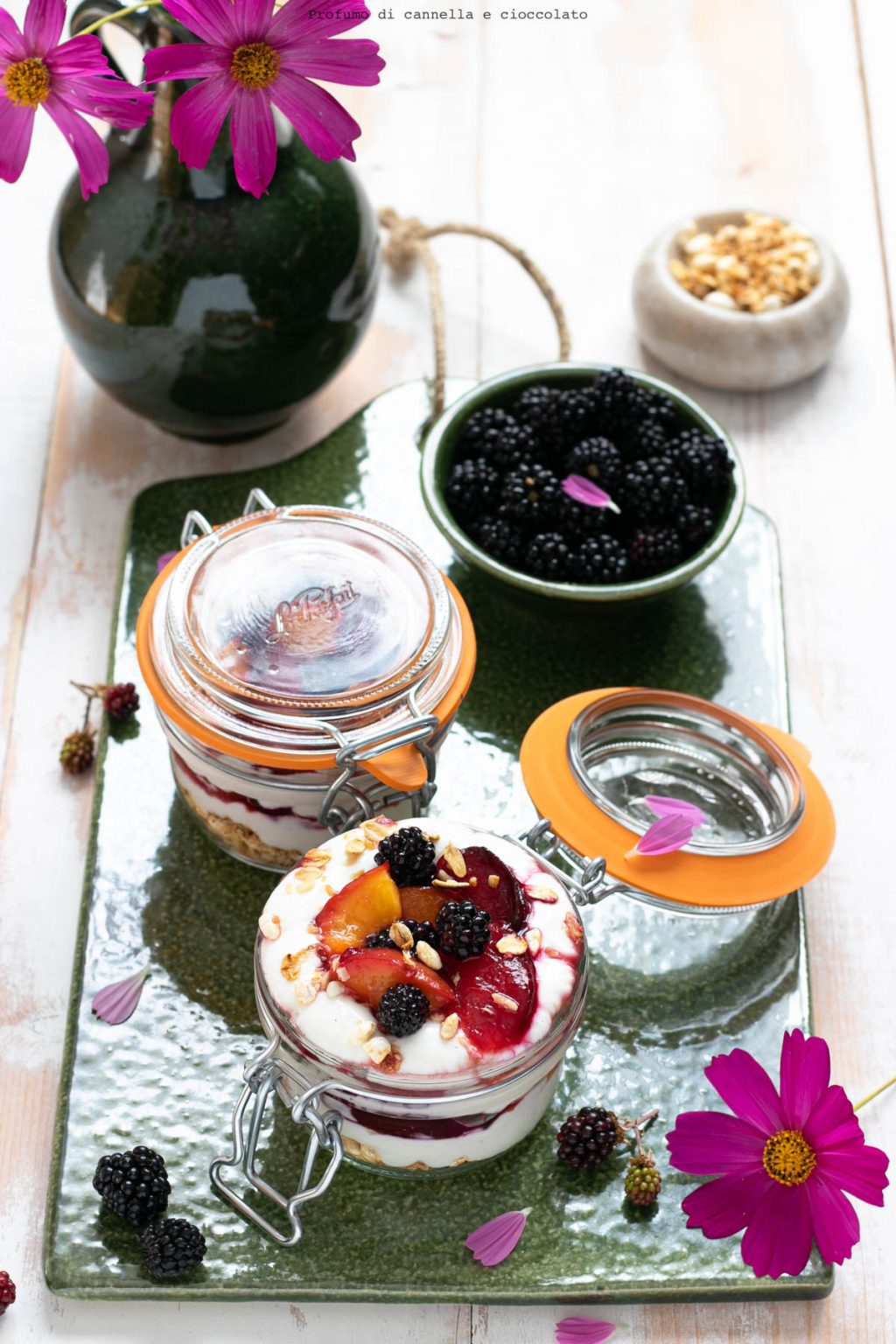Coppette con muesli, crema di ricotta e frutta