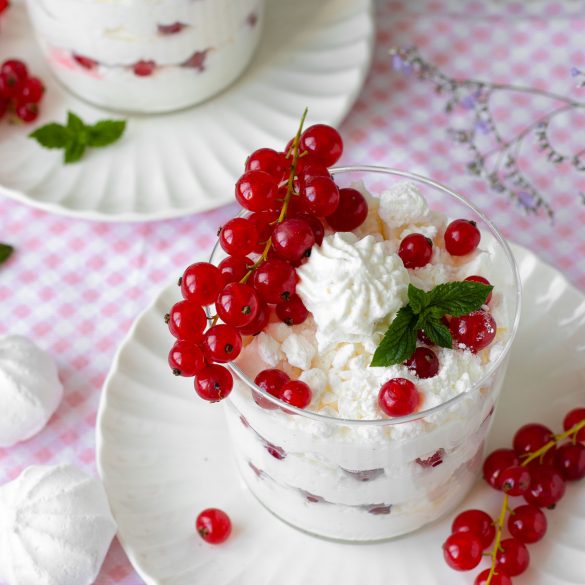 Meringata al cucchiaio con ribes | Profumo di Cannella e Cioccolato