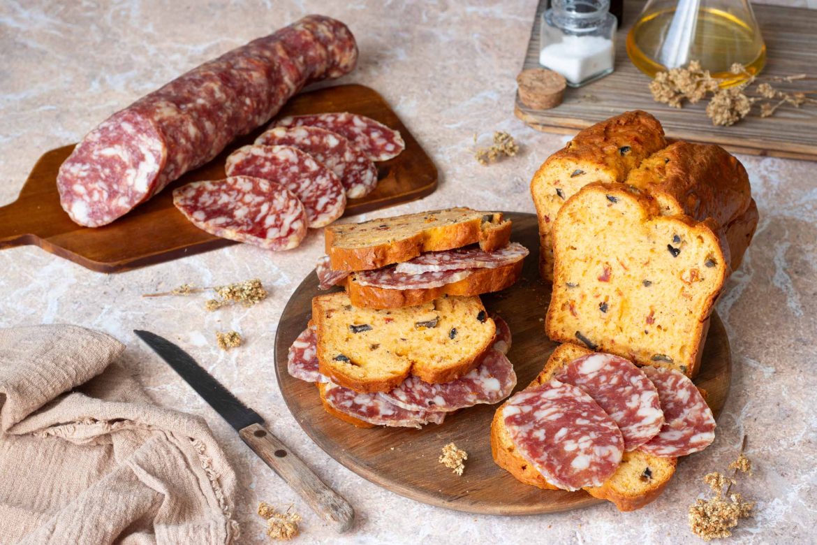 Sandwich di plumcake salato con pomodorini secchi, olive e origano ...